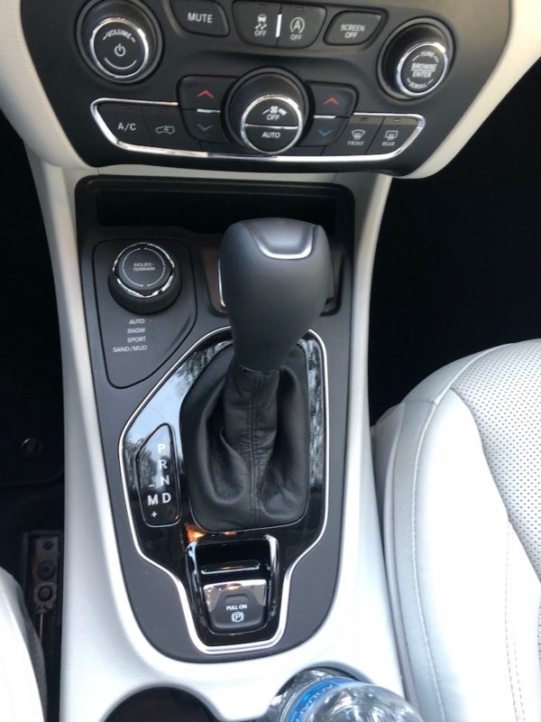 USED: 2019 Jeep Cherokee Latitude vs Jeep Cherokee Limited: What's the ...