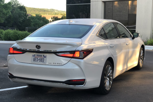 The Lexus 250 AWD ES Sedan Lets You Ditch the SUV - A Girls Guide to Cars