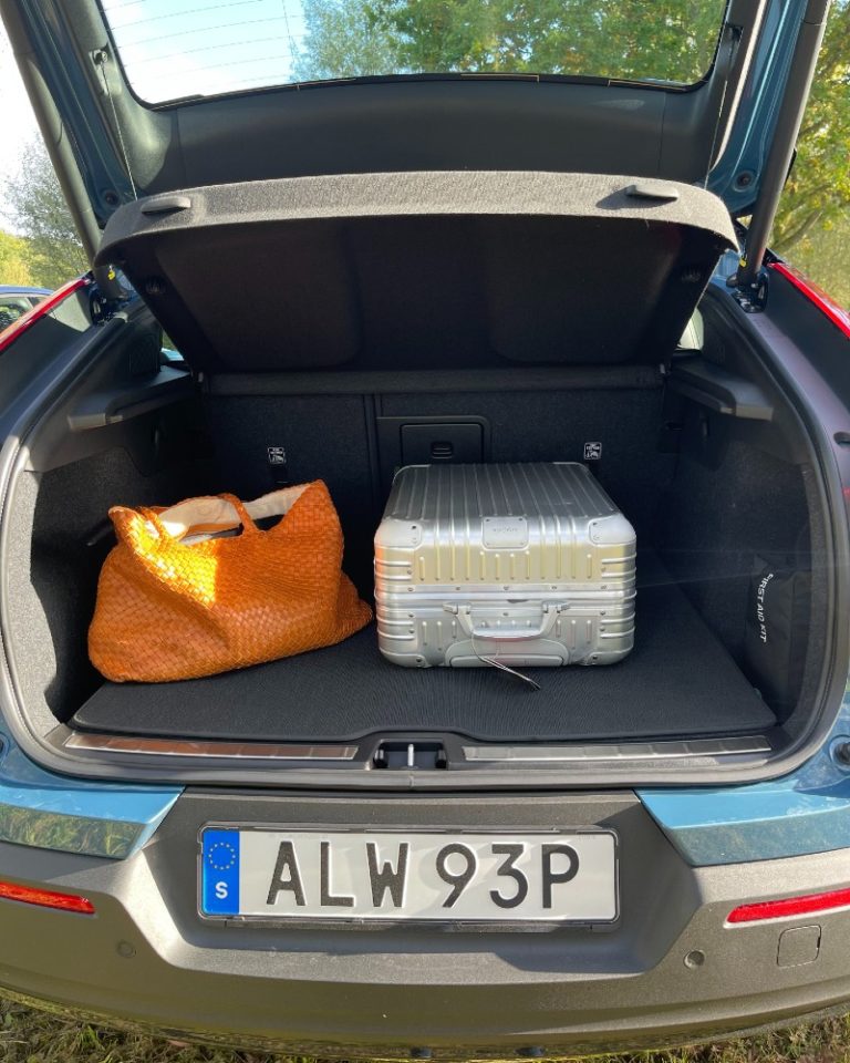 Volvo Charges into Electric Car Era: 2022 Volvo C40 Recharge - A Girls ...