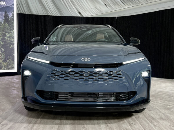 Toyota Crown Signia - The Incredible Getaway Car - A Girls Guide to Cars